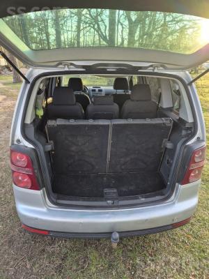 Pelēks Volkswagen Touran 2007 Dobele, ar dzinēja tilpumu 1.90 L un nobraukumu 359 tūkst. km par 2300 €, foto 10 vietnē AUTOMOTO.COM.LV