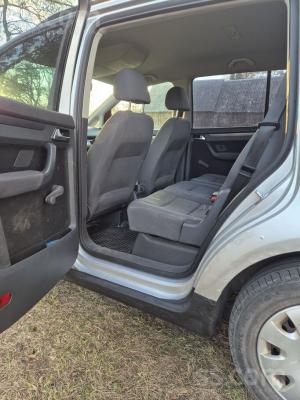Pelēks Volkswagen Touran 2007 Dobele, ar dzinēja tilpumu 1.90 L un nobraukumu 359 tūkst. km par 2300 €, foto 11 vietnē AUTOMOTO.COM.LV