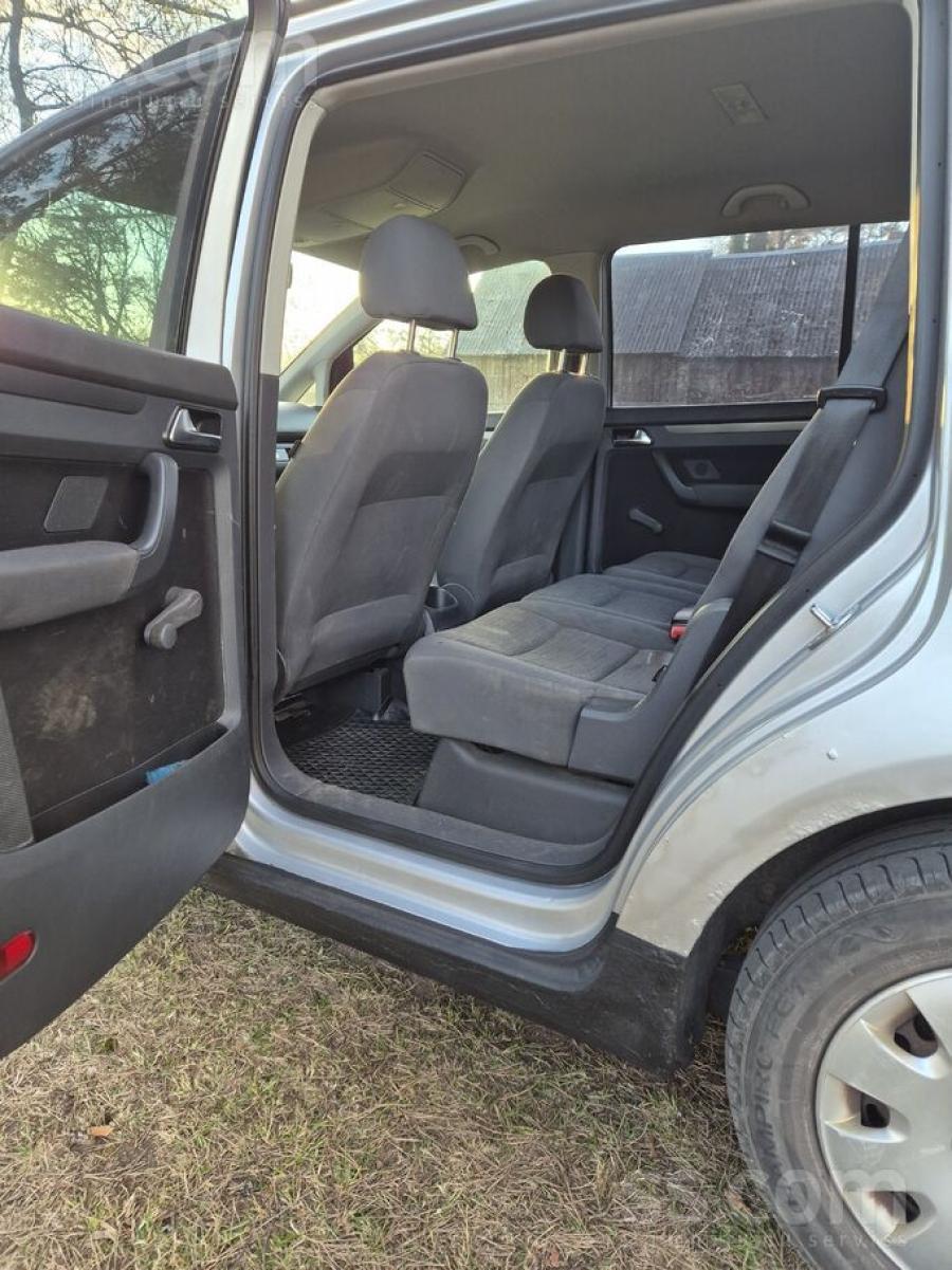 Pelēks Volkswagen Touran 2007 Dobele, ar dzinēja tilpumu 1.90 L un nobraukumu 359 tūkst. km par 2300 €, foto 11 vietnē AUTOMOTO.COM.LV