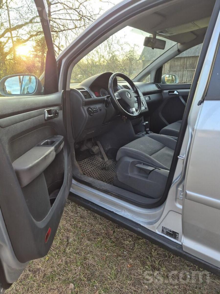 Pelēks Volkswagen Touran 2007 Dobele, ar dzinēja tilpumu 1.90 L un nobraukumu 359 tūkst. km par 2300 €, foto 12 vietnē AUTOMOTO.COM.LV