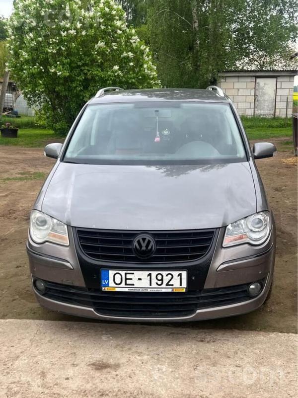 Grey Volkswagen Touran 2007 in Bauska, with an engine capacity of 2.00 L and mileage of 458 thousand km for 1350 €, photo 1 on AUTOMOTO.COM.LV