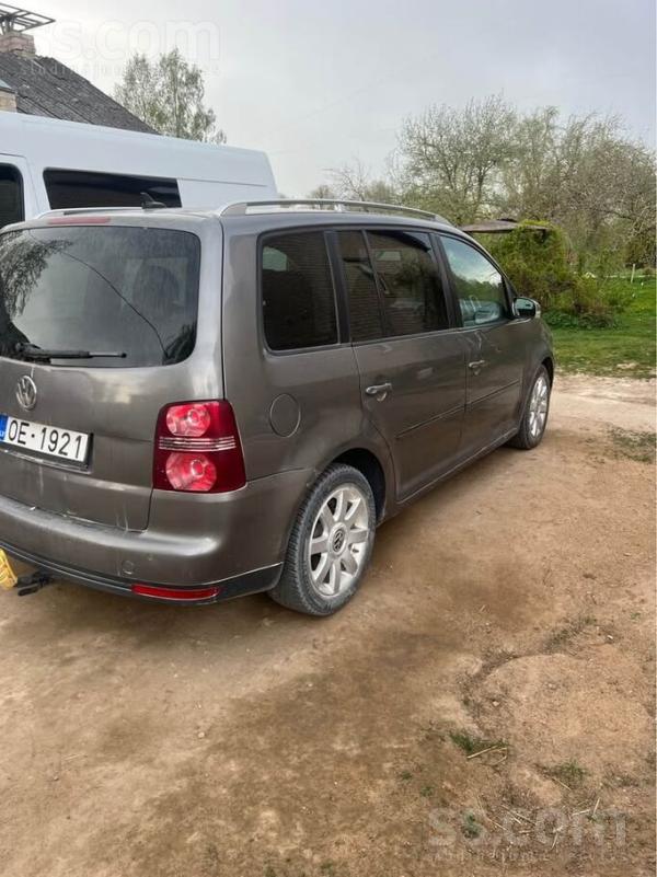 Grey Volkswagen Touran 2007 in Bauska, with an engine capacity of 2.00 L and mileage of 458 thousand km for 1350 €, photo 3 on AUTOMOTO.COM.LV
