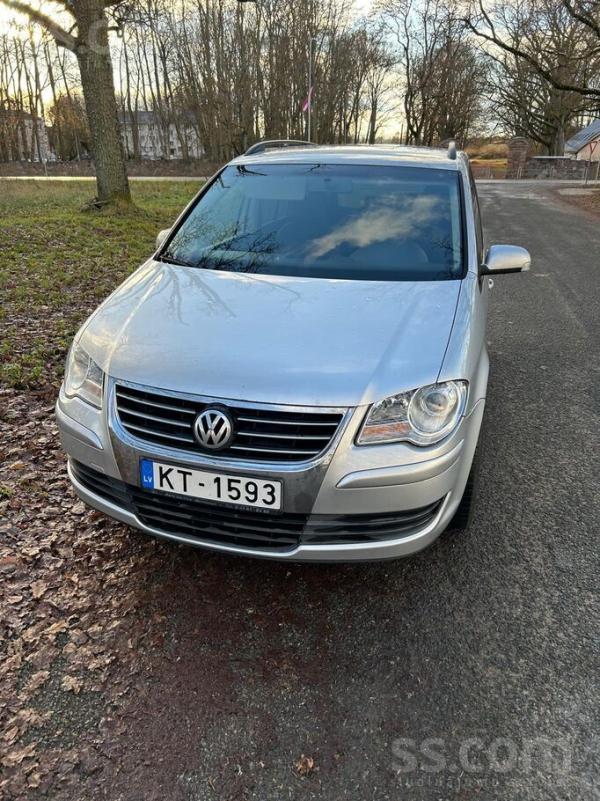 Grey Volkswagen Touran 2007 in Valmiera, with an engine capacity of 1.60 L and mileage of 365 thousand km for 1000 €, photo 1 on AUTOMOTO.COM.LV