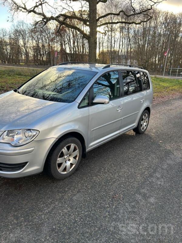 Grey Volkswagen Touran 2007 in Valmiera, with an engine capacity of 1.60 L and mileage of 365 thousand km for 1000 €, photo 2 on AUTOMOTO.COM.LV