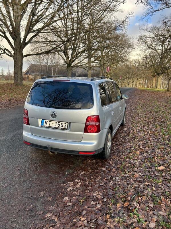 Grey Volkswagen Touran 2007 in Valmiera, with an engine capacity of 1.60 L and mileage of 365 thousand km for 1000 €, photo 3 on AUTOMOTO.COM.LV