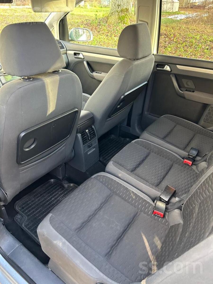 Grey Volkswagen Touran 2007 in Valmiera, with an engine capacity of 1.60 L and mileage of 365 thousand km for 1000 €, photo 6 on AUTOMOTO.COM.LV