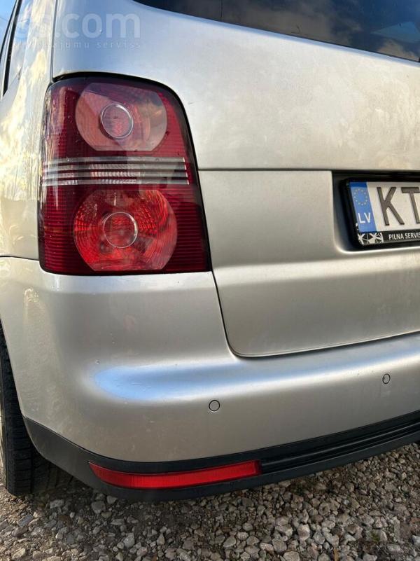 Grey Volkswagen Touran 2007 in Valmiera, with an engine capacity of 1.60 L and mileage of 365 thousand km for 1000 €, photo 6 on AUTOMOTO.COM.LV
