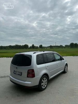 Pelēks Volkswagen Touran 2007 Šauļi, ar dzinēja tilpumu 1.90 L un nobraukumu 290 tūkst. km par 2350 €, foto 5 vietnē AUTOMOTO.COM.LV