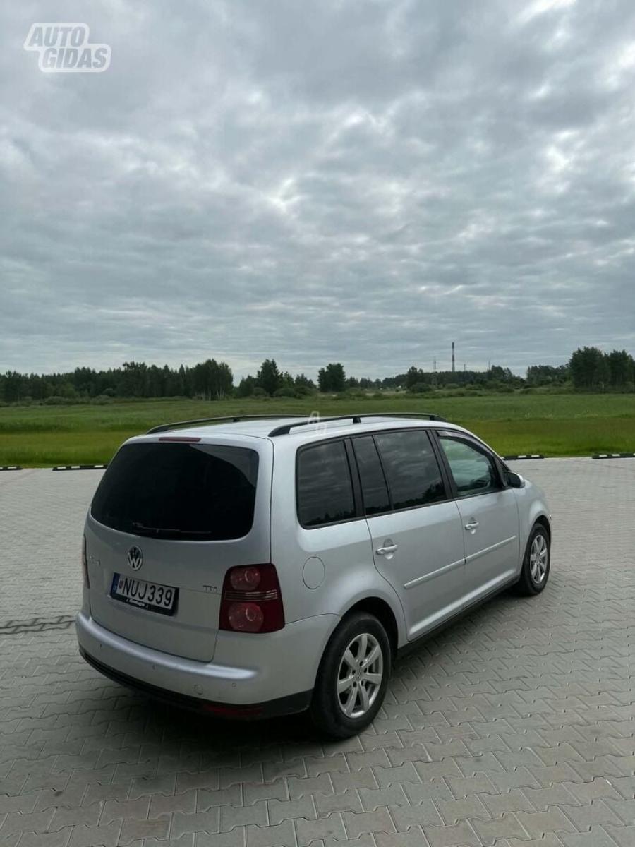 Pelēks Volkswagen Touran 2007 Šauļi, ar dzinēja tilpumu 1.90 L un nobraukumu 290 tūkst. km par 2350 €, foto 5 vietnē AUTOMOTO.COM.LV