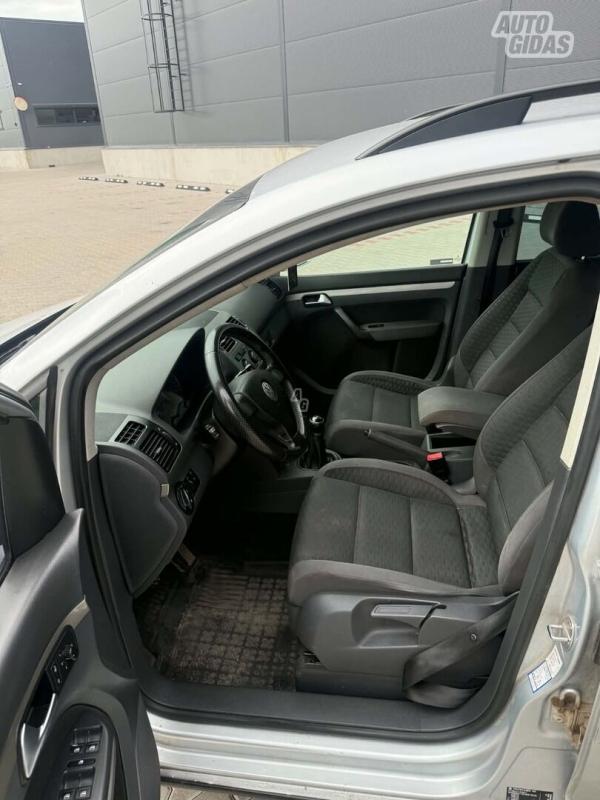 Grey Volkswagen Touran 2007 in Siauliai, with an engine capacity of 1.90 L and mileage of 290 thousand km for 2350 €, photo 5 on AUTOMOTO.COM.LV