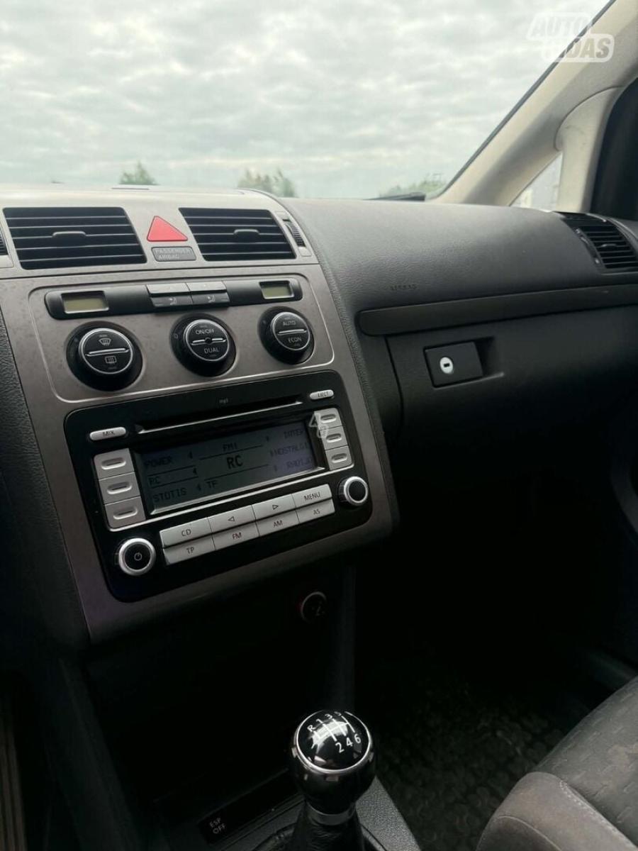 Pelēks Volkswagen Touran 2007 Šauļi, ar dzinēja tilpumu 1.90 L un nobraukumu 290 tūkst. km par 2350 €, foto 9 vietnē AUTOMOTO.COM.LV