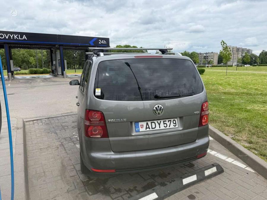Pelēks Volkswagen Touran 2007 Kauņa, ar dzinēja tilpumu 1.90 L un nobraukumu 206 tūkst. km par 3400 €, foto 5 vietnē AUTOMOTO.COM.LV