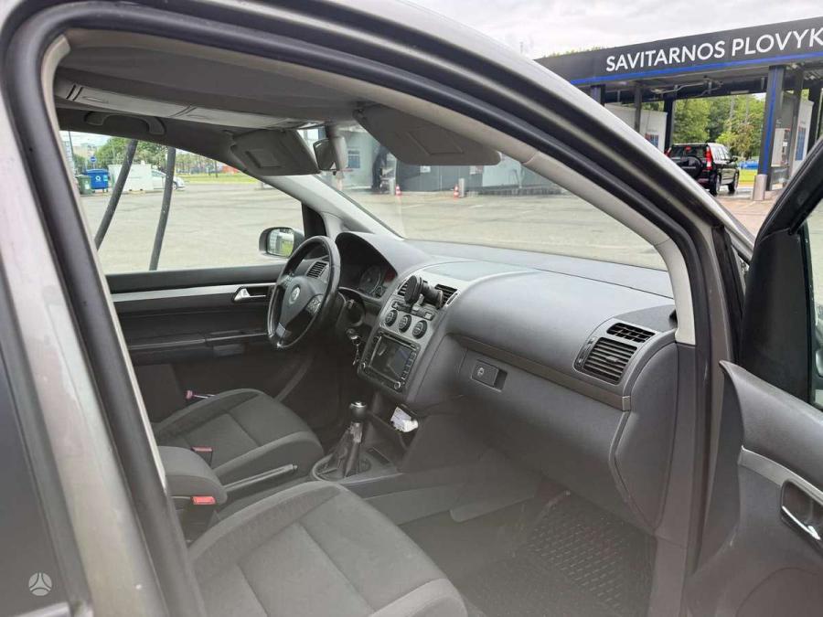 Pelēks Volkswagen Touran 2007 Kauņa, ar dzinēja tilpumu 1.90 L un nobraukumu 206 tūkst. km par 3400 €, foto 7 vietnē AUTOMOTO.COM.LV