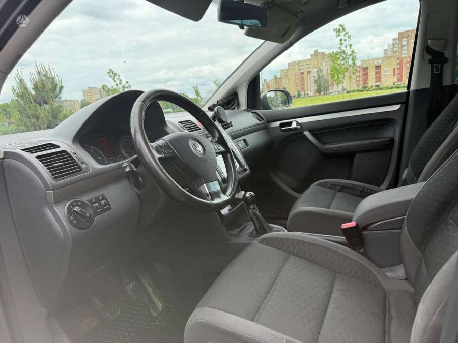 Pelēks Volkswagen Touran 2007 Kauņa, ar dzinēja tilpumu 1.90 L un nobraukumu 206 tūkst. km par 3400 €, foto 9 vietnē AUTOMOTO.COM.LV