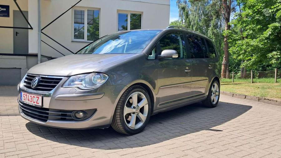 Pelēks Volkswagen Touran 2007 Prienai, ar dzinēja tilpumu 1.97 L un nobraukumu 271 tūkst. km par 3999 €, foto 5 vietnē AUTOMOTO.COM.LV