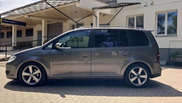 Grey Volkswagen Touran 2007 in Prienai, with an engine capacity of 1.97 L and mileage of 271 thousand km for 3999 €, photo 6 on AUTOMOTO.COM.LV