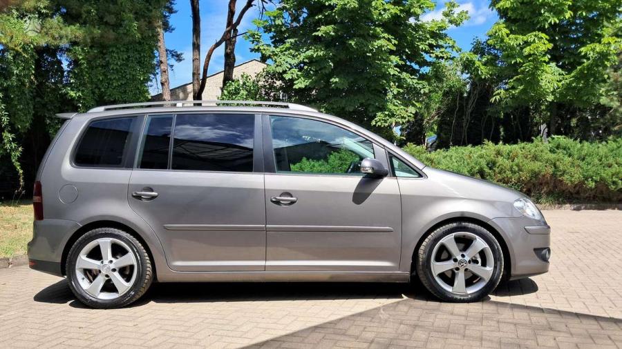 Pelēks Volkswagen Touran 2007 Prienai, ar dzinēja tilpumu 1.97 L un nobraukumu 271 tūkst. km par 3999 €, foto 8 vietnē AUTOMOTO.COM.LV