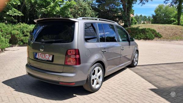 Grey Volkswagen Touran 2007 in Prienai, with an engine capacity of 1.97 L and mileage of 271 thousand km for 3999 €, photo 8 on AUTOMOTO.COM.LV