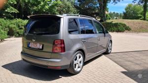 Pelēks Volkswagen Touran 2007 Prienai, ar dzinēja tilpumu 1.97 L un nobraukumu 271 tūkst. km par 3999 €, foto 9 vietnē AUTOMOTO.COM.LV