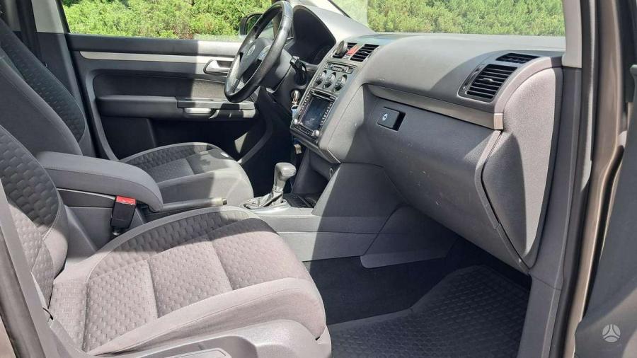 Pelēks Volkswagen Touran 2007 Prienai, ar dzinēja tilpumu 1.97 L un nobraukumu 271 tūkst. km par 3999 €, foto 12 vietnē AUTOMOTO.COM.LV