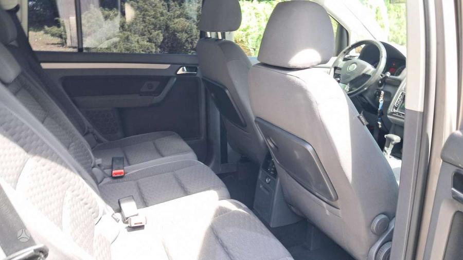 Pelēks Volkswagen Touran 2007 Prienai, ar dzinēja tilpumu 1.97 L un nobraukumu 271 tūkst. km par 3999 €, foto 13 vietnē AUTOMOTO.COM.LV