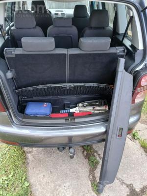 Pelēks Volkswagen Touran 2007 Ogre, ar dzinēja tilpumu 1.90 L un nobraukumu 343 tūkst. km par 2500 €, foto 9 vietnē AUTOMOTO.COM.LV