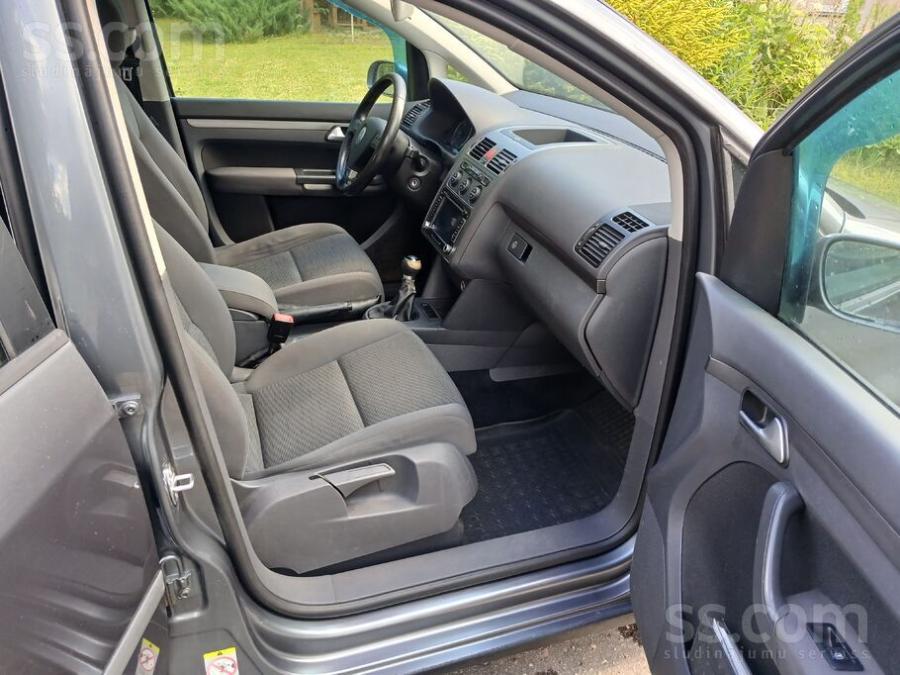 Pelēks Volkswagen Touran 2007 Ogre, ar dzinēja tilpumu 1.90 L un nobraukumu 343 tūkst. km par 2500 €, foto 12 vietnē AUTOMOTO.COM.LV