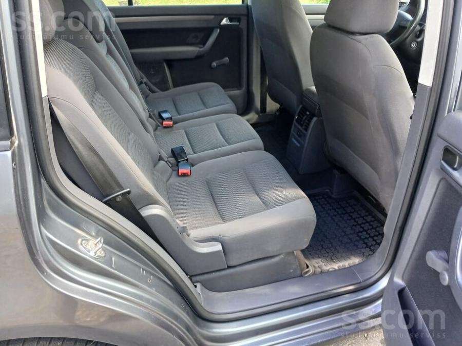 Pelēks Volkswagen Touran 2007 Ogre, ar dzinēja tilpumu 1.90 L un nobraukumu 343 tūkst. km par 2500 €, foto 13 vietnē AUTOMOTO.COM.LV