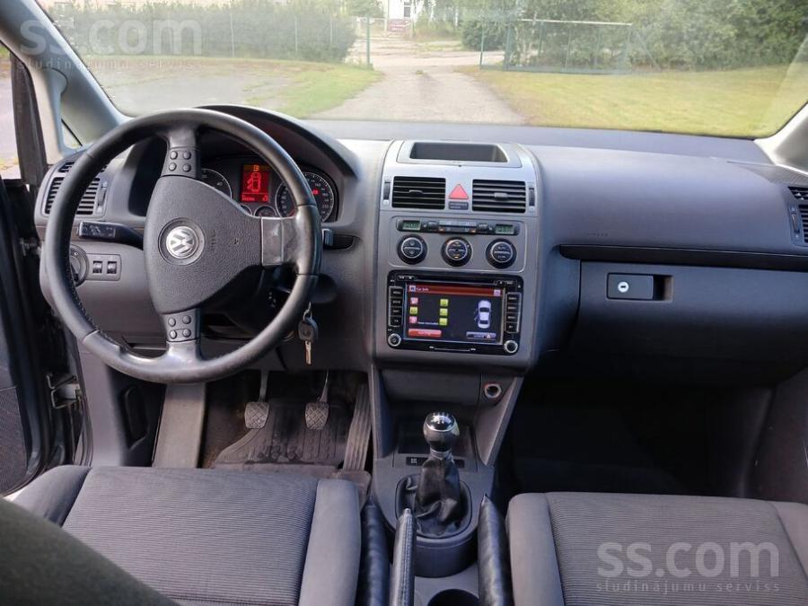 Pelēks Volkswagen Touran 2007 Ogre, ar dzinēja tilpumu 1.90 L un nobraukumu 343 tūkst. km par 2500 €, foto 14 vietnē AUTOMOTO.COM.LV