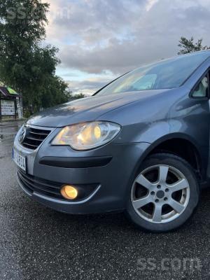 Pelēks Volkswagen Touran 2007 Gulbene, ar dzinēja tilpumu 1.90 L un nobraukumu 400 tūkst. km par 1950 €, foto  vietnē AUTOMOTO.COM.LV