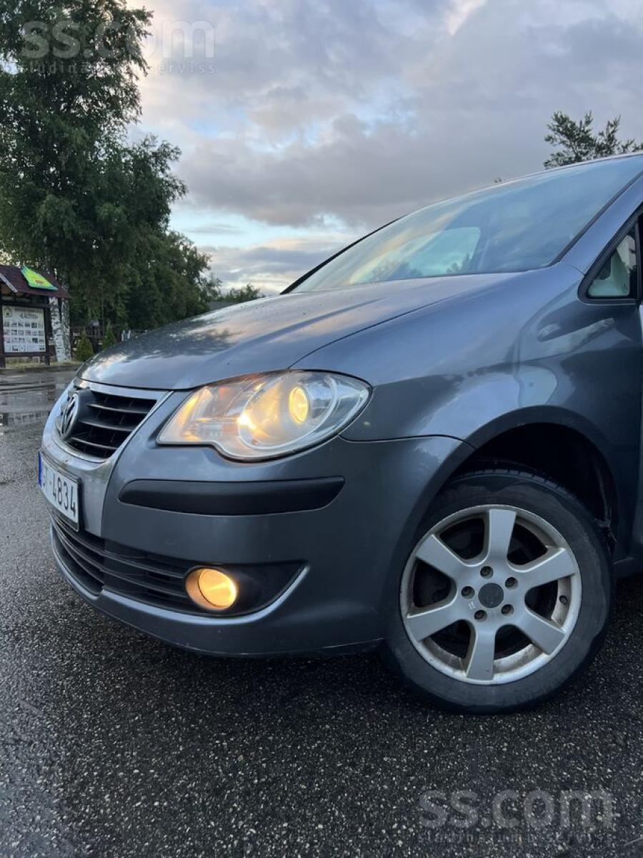 Pelēks Volkswagen Touran 2007 Gulbene, ar dzinēja tilpumu 1.90 L un nobraukumu 400 tūkst. km par 1950 €, foto 1 vietnē AUTOMOTO.COM.LV