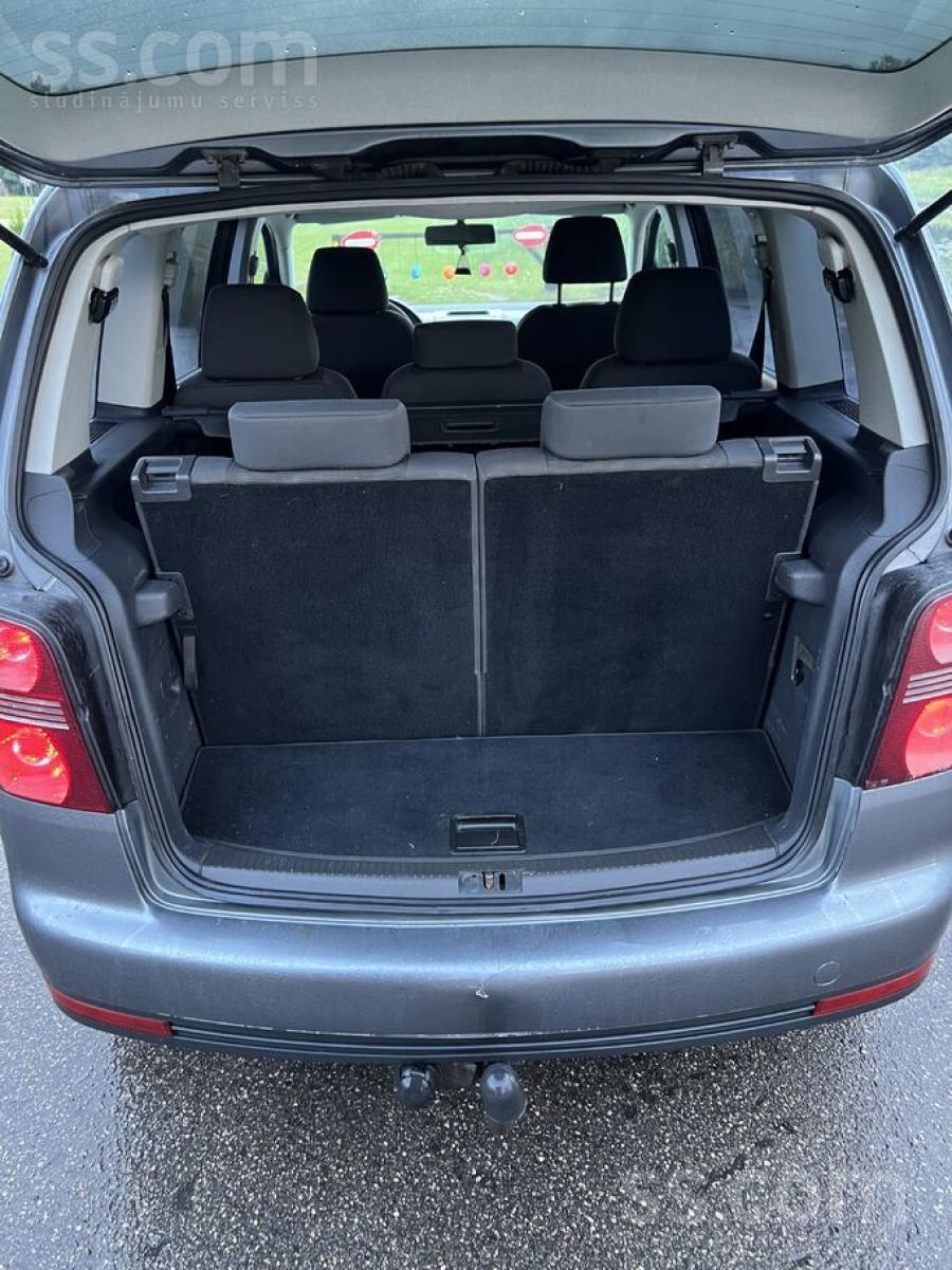 Pelēks Volkswagen Touran 2007 Gulbene, ar dzinēja tilpumu 1.90 L un nobraukumu 400 tūkst. km par 1950 €, foto 12 vietnē AUTOMOTO.COM.LV