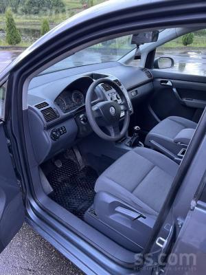 Pelēks Volkswagen Touran 2007 Gulbene, ar dzinēja tilpumu 1.90 L un nobraukumu 400 tūkst. km par 1950 €, foto 13 vietnē AUTOMOTO.COM.LV