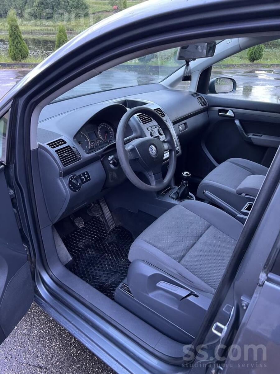 Pelēks Volkswagen Touran 2007 Gulbene, ar dzinēja tilpumu 1.90 L un nobraukumu 400 tūkst. km par 1950 €, foto 13 vietnē AUTOMOTO.COM.LV