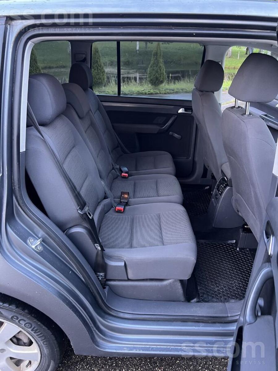 Pelēks Volkswagen Touran 2007 Gulbene, ar dzinēja tilpumu 1.90 L un nobraukumu 400 tūkst. km par 1950 €, foto 16 vietnē AUTOMOTO.COM.LV