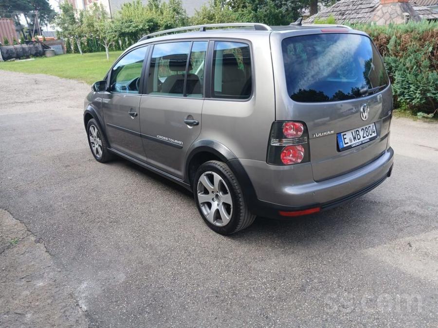 Grey Volkswagen Touran 2007 in Ludza, with an engine capacity of 1.90 L and mileage of 220 thousand km for 4390 €, photo 3 on AUTOMOTO.COM.LV