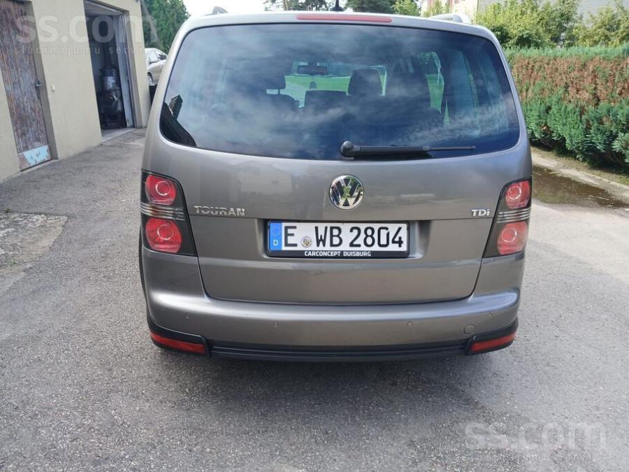 Grey Volkswagen Touran 2007 in Ludza, with an engine capacity of 1.90 L and mileage of 220 thousand km for 4390 €, photo 4 on AUTOMOTO.COM.LV