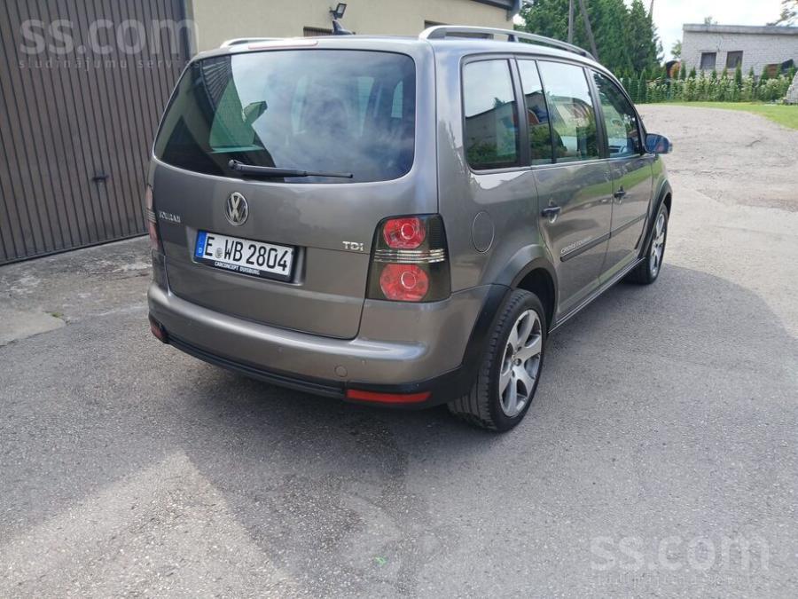 Grey Volkswagen Touran 2007 in Ludza, with an engine capacity of 1.90 L and mileage of 220 thousand km for 4390 €, photo 5 on AUTOMOTO.COM.LV