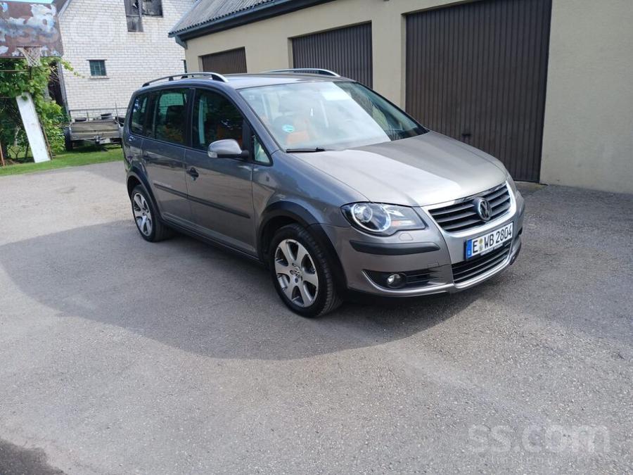 Grey Volkswagen Touran 2007 in Ludza, with an engine capacity of 1.90 L and mileage of 220 thousand km for 4390 €, photo 7 on AUTOMOTO.COM.LV