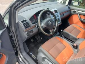 Grey Volkswagen Touran 2007 in Ludza, with an engine capacity of 1.90 L and mileage of 220 thousand km for 4390 €, photo 9 on AUTOMOTO.COM.LV