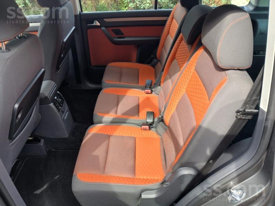 Grey Volkswagen Touran 2007 in Ludza, with an engine capacity of 1.90 L and mileage of 220 thousand km for 4390 €, photo 11 on AUTOMOTO.COM.LV