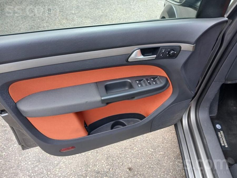 Grey Volkswagen Touran 2007 in Ludza, with an engine capacity of 1.90 L and mileage of 220 thousand km for 4390 €, photo 13 on AUTOMOTO.COM.LV