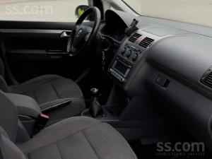 Grey Volkswagen Touran 2007 in Jelgava, with an engine capacity of 2.00 L and mileage of 278 thousand km for 2900 €, photo 12 on AUTOMOTO.COM.LV