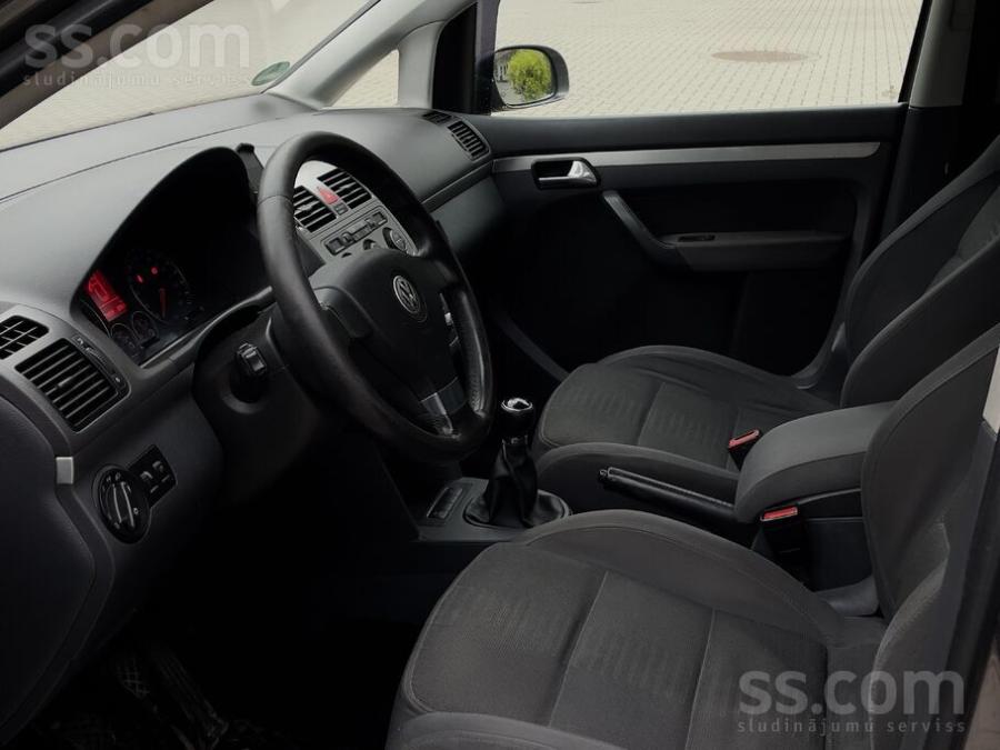 Grey Volkswagen Touran 2007 in Jelgava, with an engine capacity of 2.00 L and mileage of 278 thousand km for 2900 €, photo 13 on AUTOMOTO.COM.LV