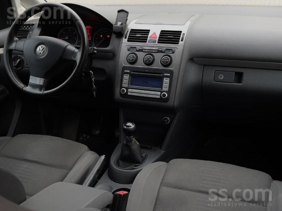 Grey Volkswagen Touran 2007 in Jelgava, with an engine capacity of 2.00 L and mileage of 278 thousand km for 2900 €, photo 14 on AUTOMOTO.COM.LV