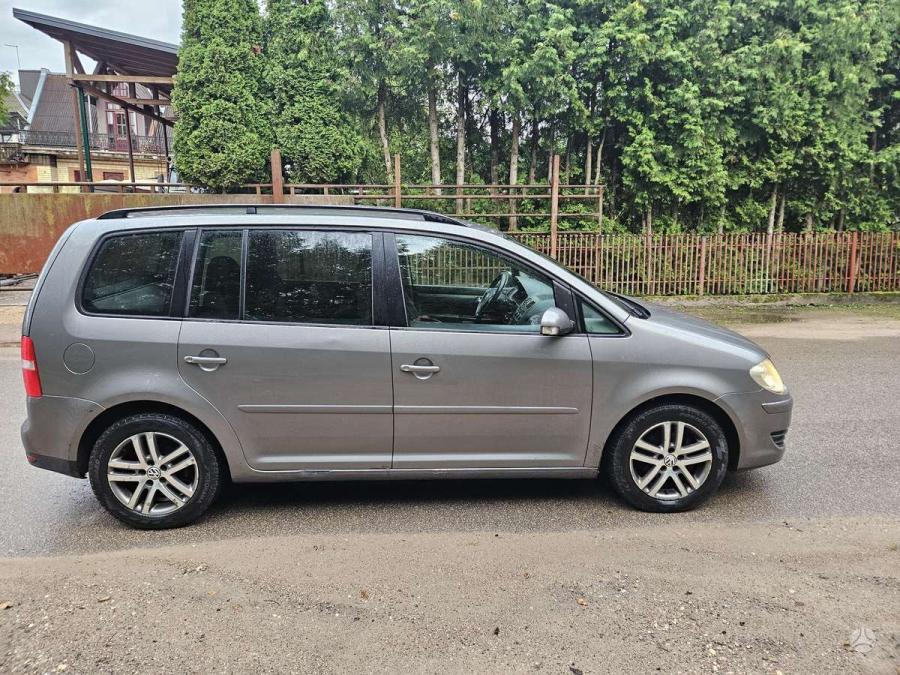 Pelēks Volkswagen Touran 2007 Prienai, ar dzinēja tilpumu 1.39 L un nobraukumu 0 tūkst. km par 1250 €, foto 12 vietnē AUTOMOTO.COM.LV