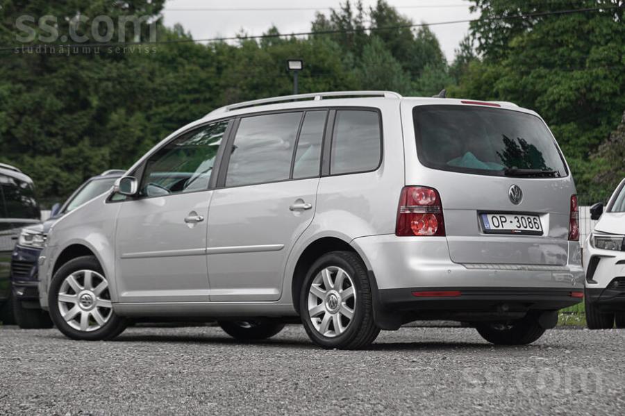 Grey Volkswagen Touran 2007 in Riga, with an engine capacity of 2.00 L and mileage of 290 thousand km for 4590 €, photo 4 on AUTOMOTO.COM.LV