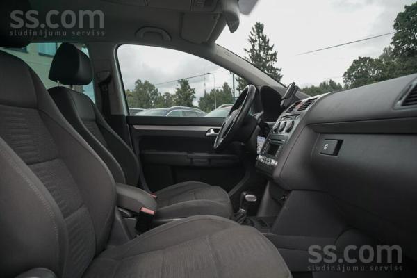 Pelēks Volkswagen Touran 2007 Rīga, ar dzinēja tilpumu 2.00 L un nobraukumu 290 tūkst. km par 4590 €, foto 6 vietnē AUTOMOTO.COM.LV