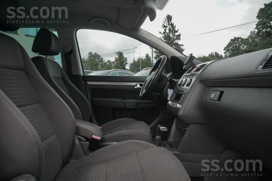 Grey Volkswagen Touran 2007 in Riga, with an engine capacity of 2.00 L and mileage of 290 thousand km for 4590 €, photo 7 on AUTOMOTO.COM.LV