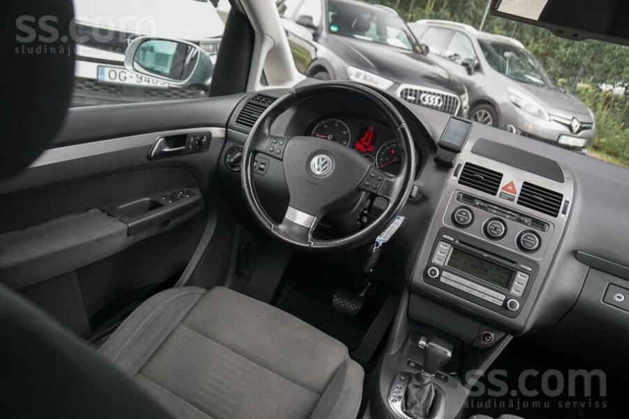 Grey Volkswagen Touran 2007 in Riga, with an engine capacity of 2.00 L and mileage of 290 thousand km for 4590 €, photo 9 on AUTOMOTO.COM.LV